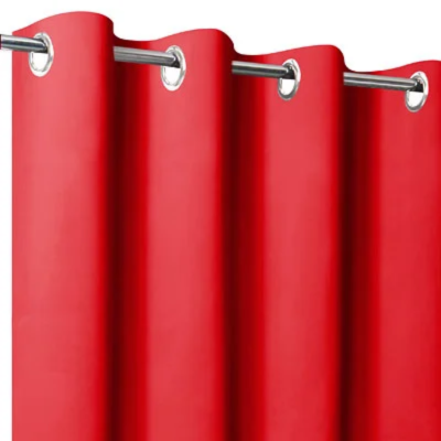 Décorez votre intérieur avec des stores et des rideaux rouges